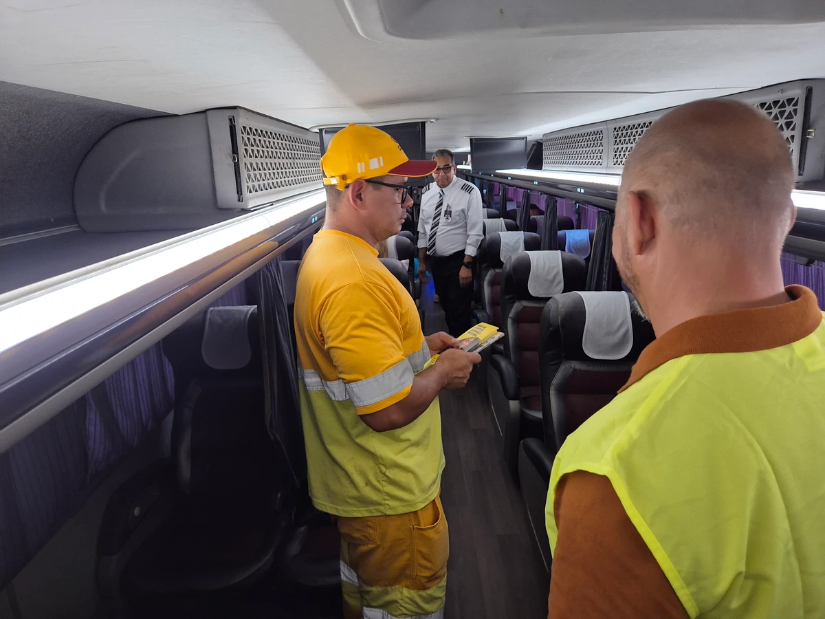 Ação orienta passageiros sobre uso do cinto de segurança em ônibus ...